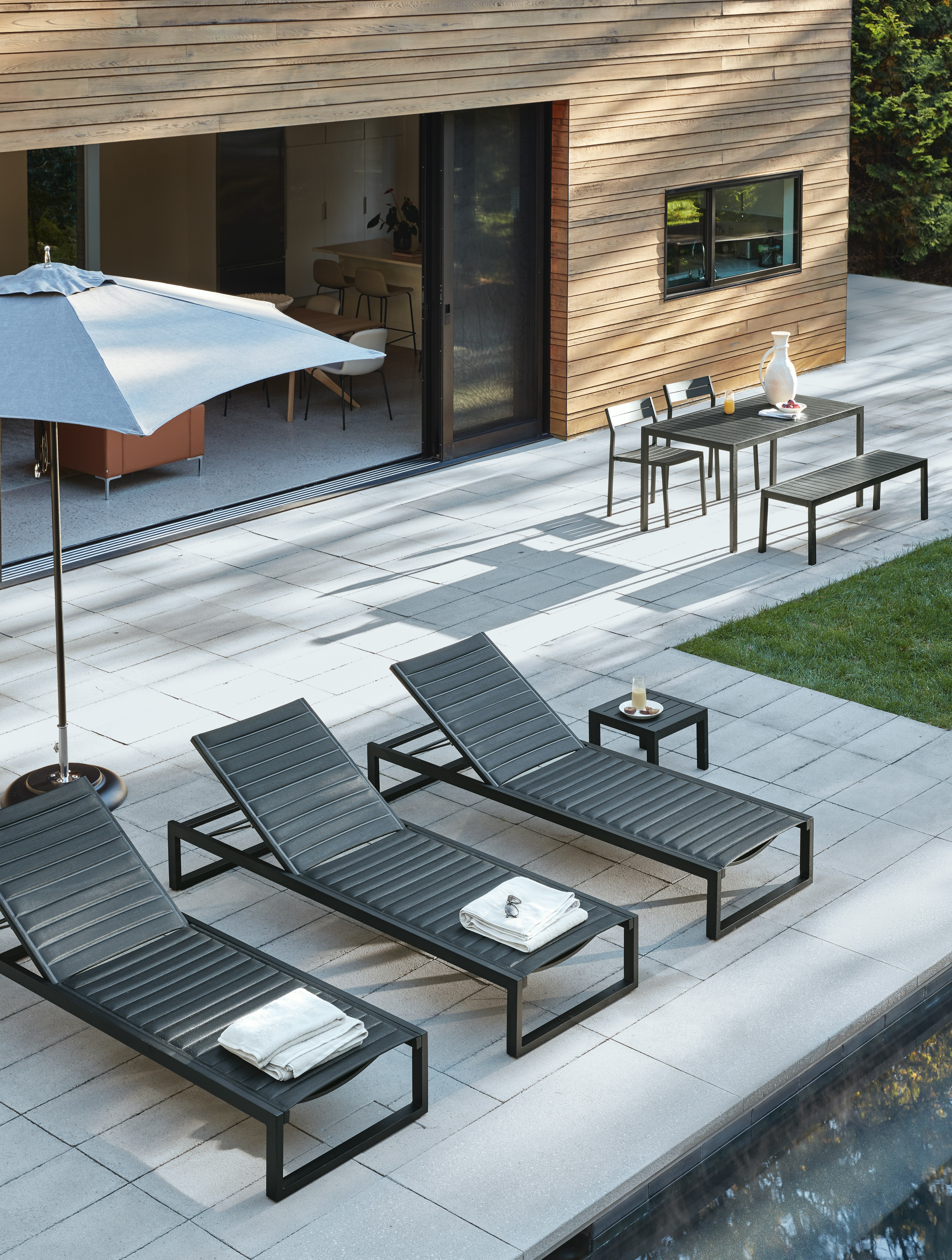 Eos Chaise Lounge – Design Within Reach