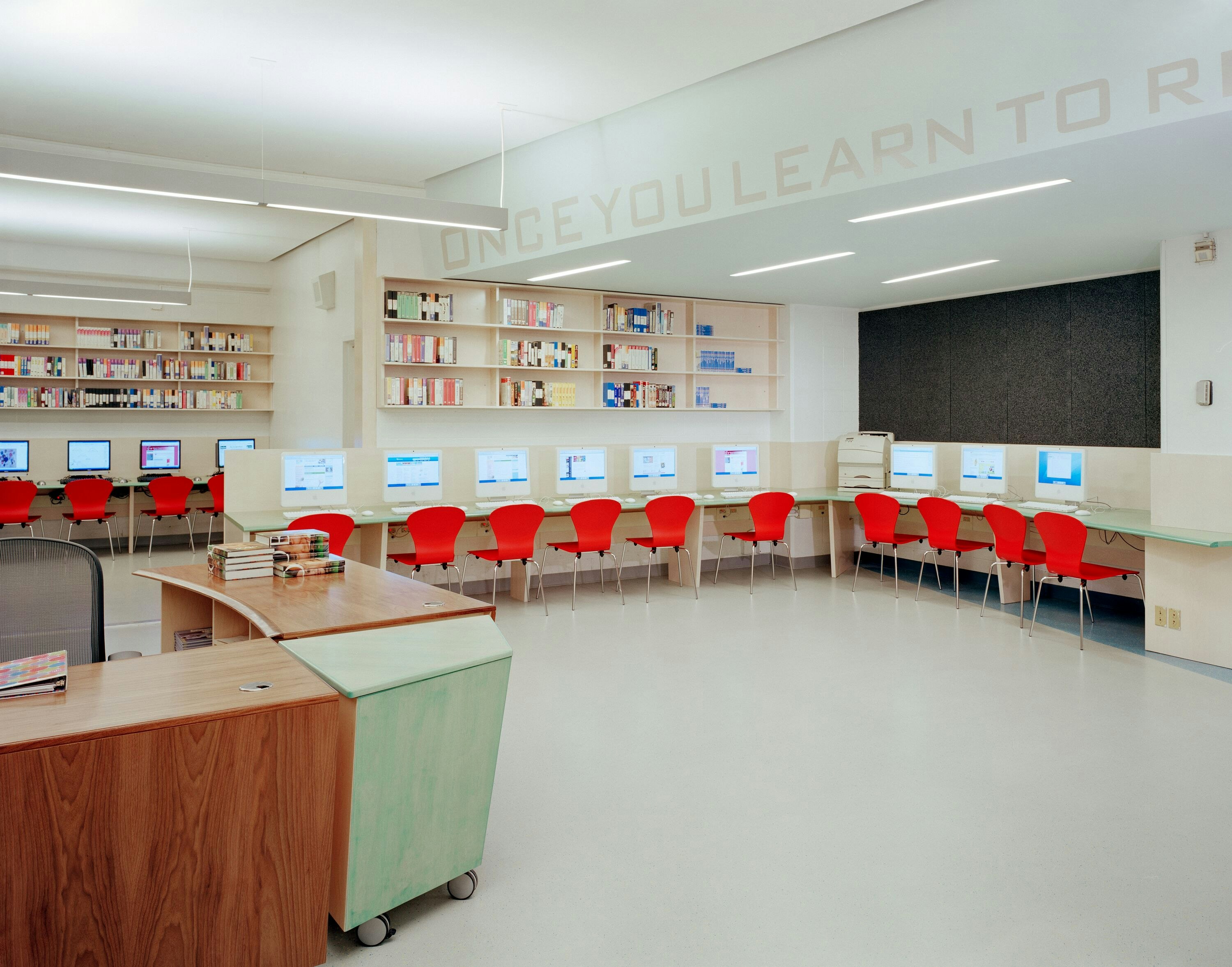 Sprite Stacking Chair | Knoll