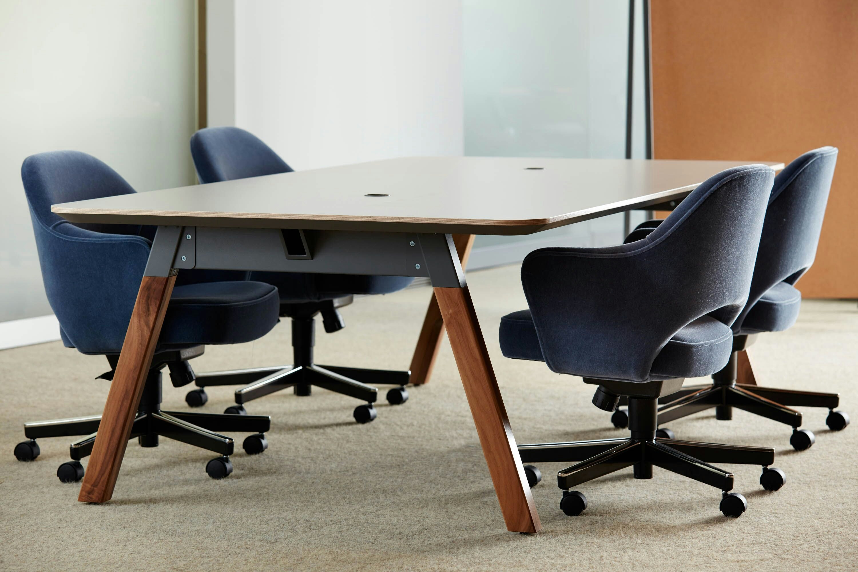 Saarinen Executive Arm Chair with Swivel Base | Knoll