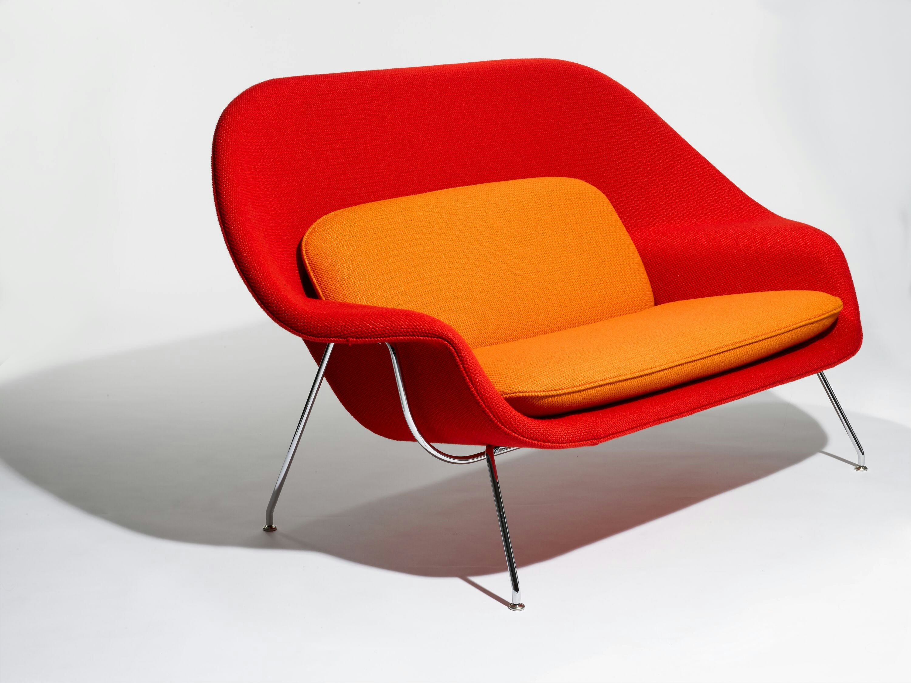 Womb™ Settee - Original Design | Knoll